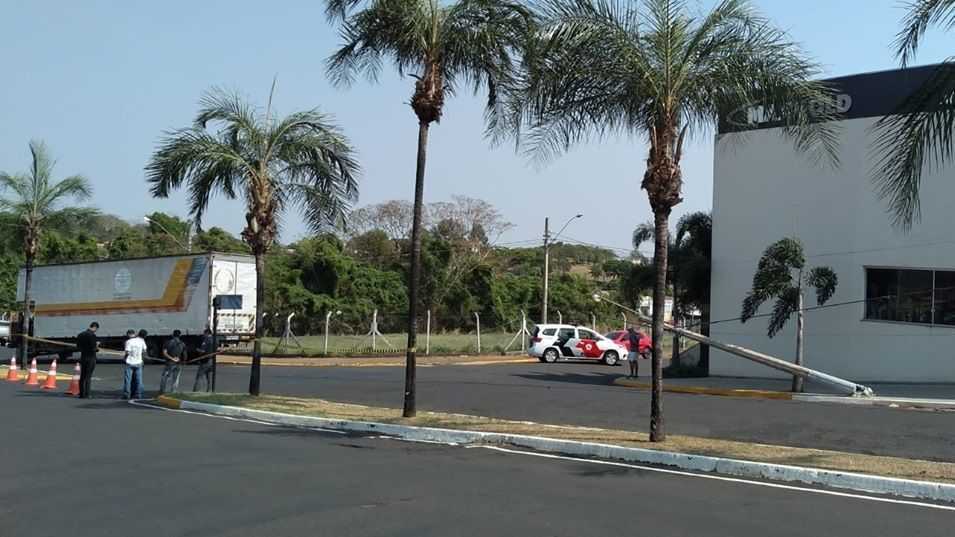 Caminhão baú enrosca em fios de internet e derruba poste em Votuporanga ... Caminhão baú enrosca em fios de internet e derruba poste em Votuporanga ...