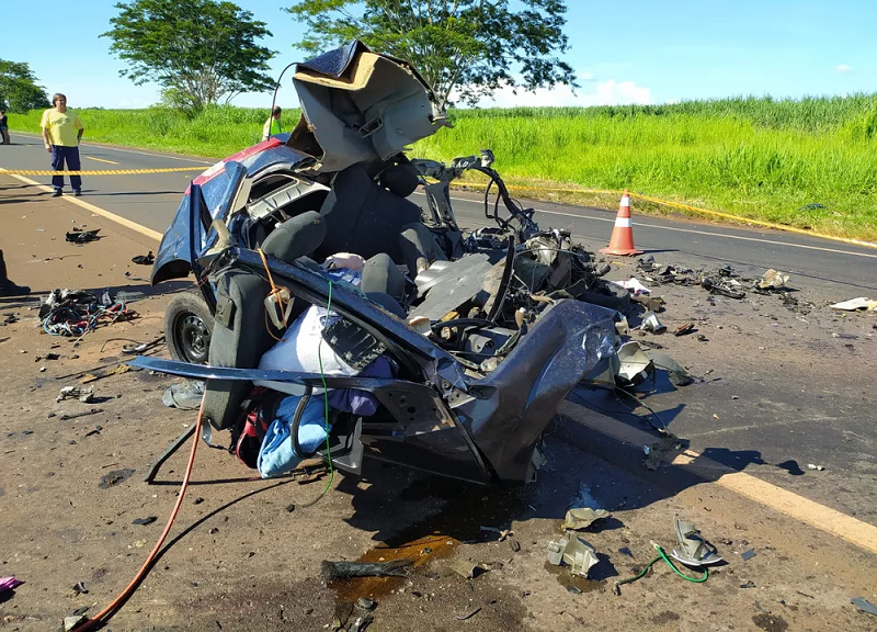Motorista morre após invadir pista contrária e bater de frente com caminhão em rodovia ...